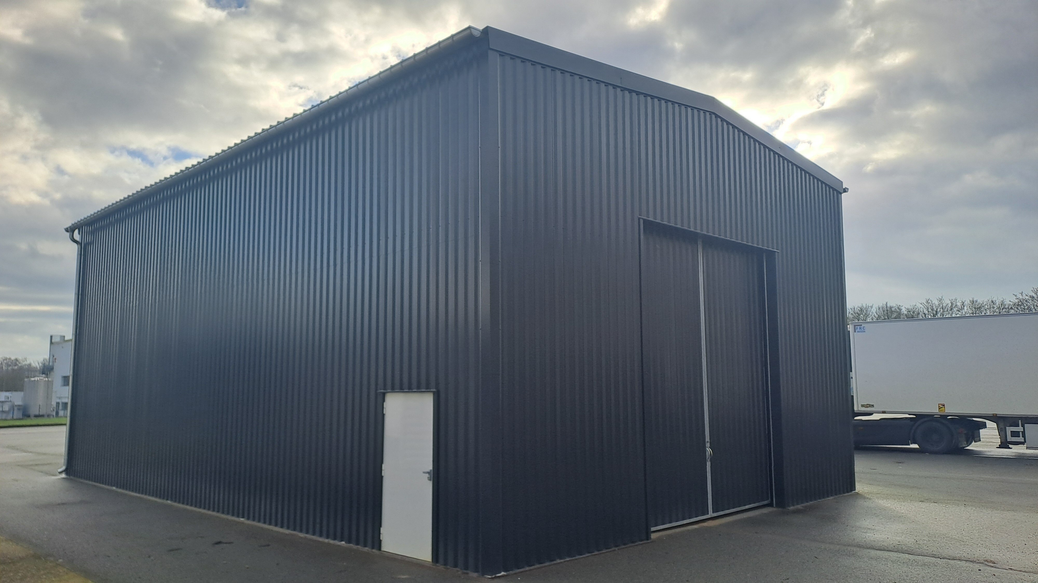 Hangar métallique : conception, coûts et avantages