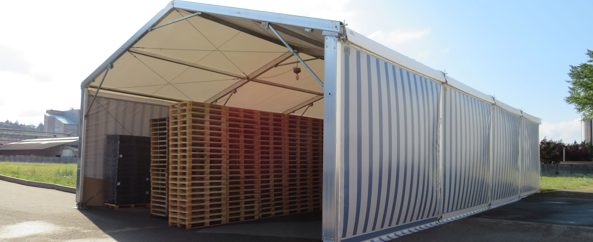 Un chapiteau industriel de stockage logistique | Locabri